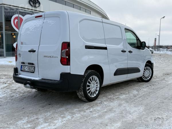 Balts Toyota Proace 2024 Liepāja, ar dzinēja tilpumu 1.50 L un nobraukumu 16 tūkst. km par 25800 €, foto 2 vietnē AUTOMOTO.COM.LV