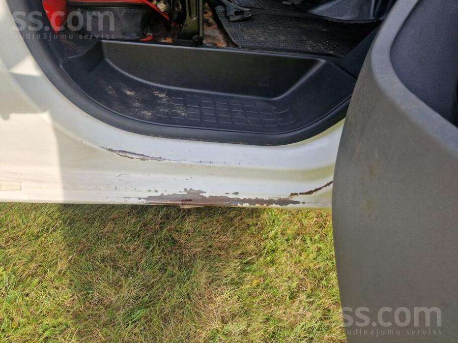 White Toyota Proace 2018 in Riga, with an engine capacity of 2.00 L and mileage of 201 thousand km for 8000 €, photo 11 on AUTOMOTO.COM.LV