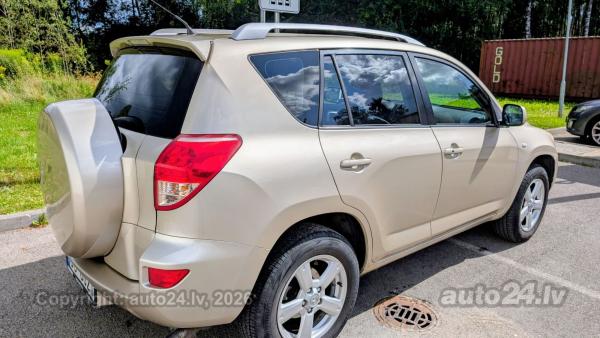 Smilšu krāsa Toyota RAV4 2007 Rīga, ar dzinēja tilpumu 2.00 L un nobraukumu 120 tūkst. km par 8000 €, foto 1 vietnē AUTOMOTO.COM.LV
