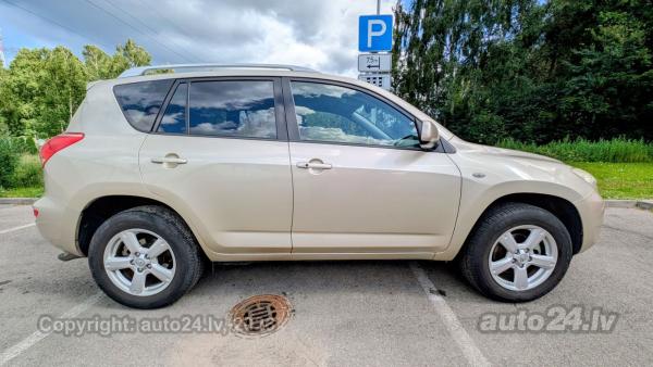 Smilšu krāsa Toyota RAV4 2007 Rīga, ar dzinēja tilpumu 2.00 L un nobraukumu 120 tūkst. km par 8000 €, foto 4 vietnē AUTOMOTO.COM.LV