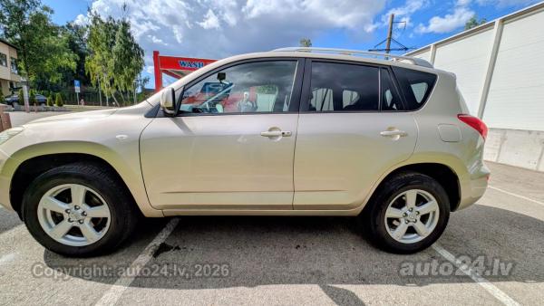 Smilšu krāsa Toyota RAV4 2007 Rīga, ar dzinēja tilpumu 2.00 L un nobraukumu 120 tūkst. km par 8000 €, foto 5 vietnē AUTOMOTO.COM.LV