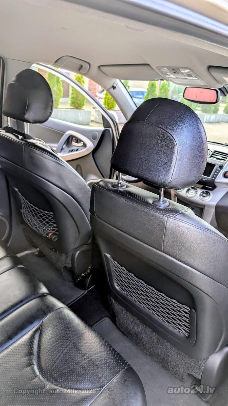Beige Toyota RAV4 2007 in Riga, with an engine capacity of 2.00 L and mileage of 120 thousand km for 8000 €, photo 18 on AUTOMOTO.COM.LV