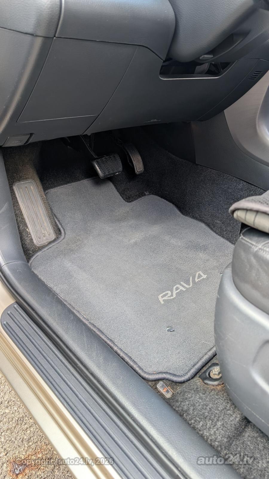Beige Toyota RAV4 2007 in Riga, with an engine capacity of 2.00 L and mileage of 120 thousand km for 8000 €, photo 26 on AUTOMOTO.COM.LV