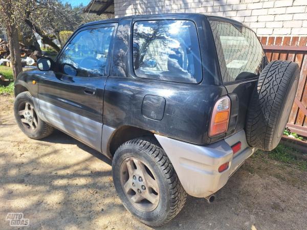 Melns Toyota RAV4 1999 Viļņa, ar dzinēja tilpumu 2.00 L un nobraukumu 215 tūkst. km par 2300 €, foto 1 vietnē AUTOMOTO.COM.LV