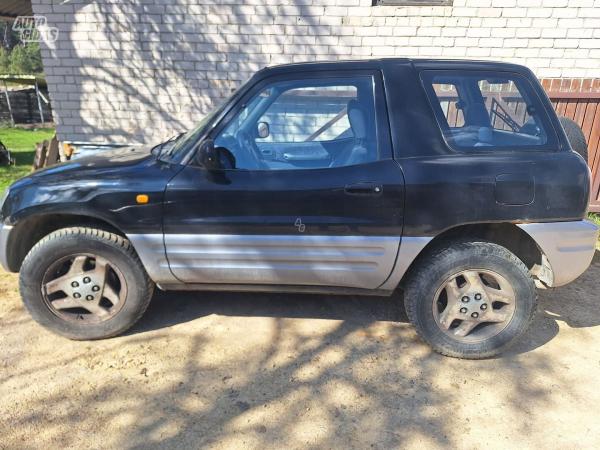 Melns Toyota RAV4 1999 Viļņa, ar dzinēja tilpumu 2.00 L un nobraukumu 215 tūkst. km par 2300 €, foto 2 vietnē AUTOMOTO.COM.LV
