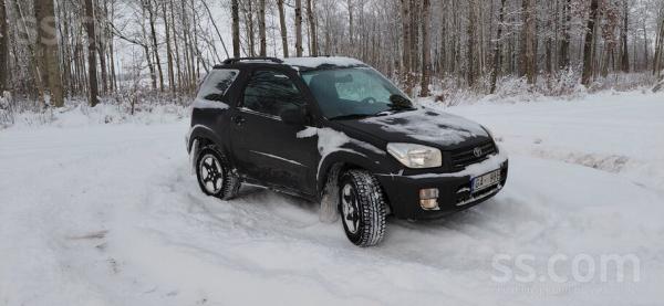 Black Toyota RAV4 2001 in Dobele, with an engine capacity of 2.00 L and mileage of 272 thousand km for 1900 €, photo 1 on AUTOMOTO.COM.LV