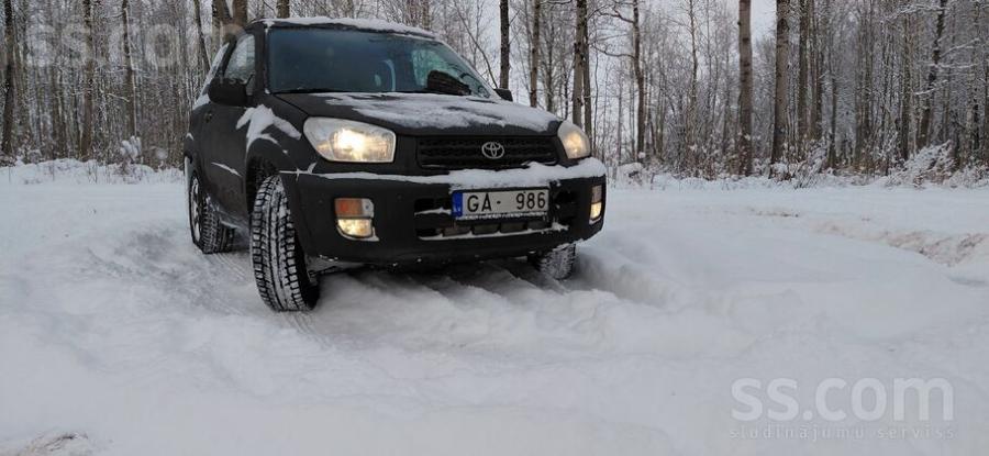 Melns Toyota RAV4 2001 Dobele, ar dzinēja tilpumu 2.00 L un nobraukumu 272 tūkst. km par 1900 €, foto 2 vietnē AUTOMOTO.COM.LV