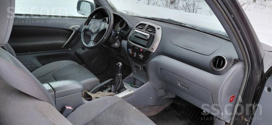 Melns Toyota RAV4 2001 Dobele, ar dzinēja tilpumu 2.00 L un nobraukumu 272 tūkst. km par 1900 €, foto 7 vietnē AUTOMOTO.COM.LV