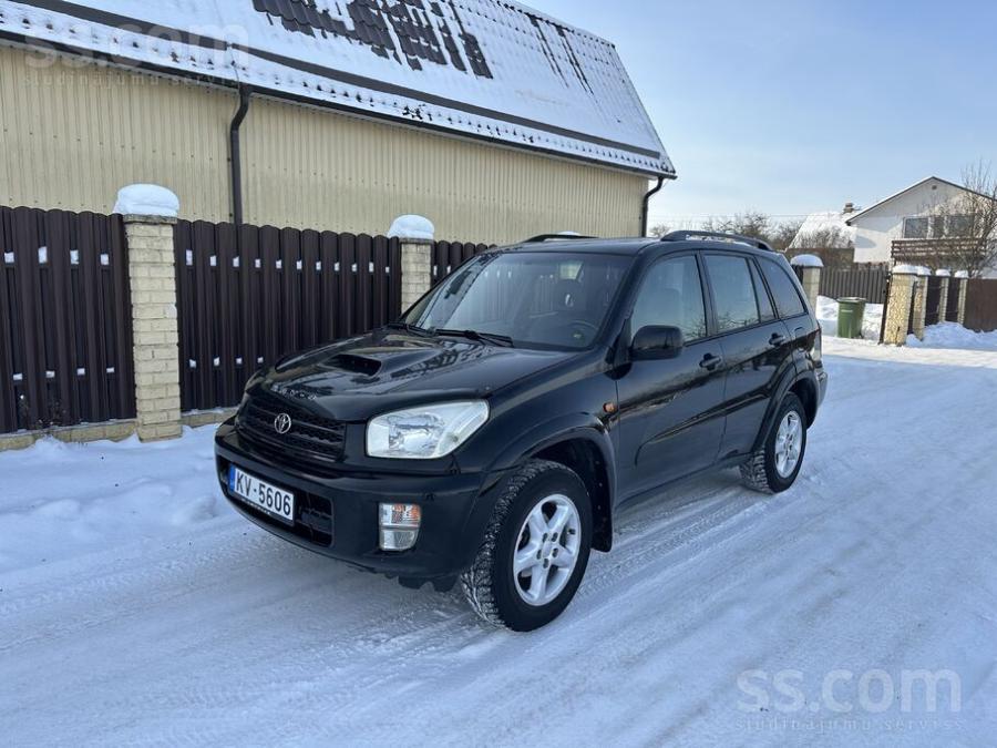 Black Toyota RAV4 2001 in Rezekne, with an engine capacity of 2.00 L and mileage of 335 thousand km for 2650 €, photo 1 on AUTOMOTO.COM.LV