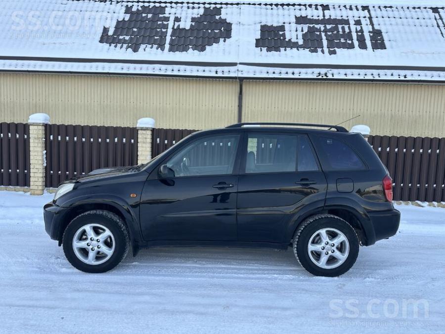 Black Toyota RAV4 2001 in Rezekne, with an engine capacity of 2.00 L and mileage of 335 thousand km for 2650 €, photo 2 on AUTOMOTO.COM.LV