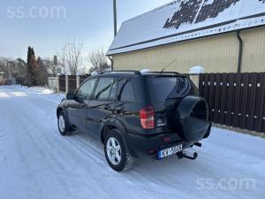 Black Toyota RAV4 2001 in Rezekne, with an engine capacity of 2.00 L and mileage of 335 thousand km for 2650 €, photo 3 on AUTOMOTO.COM.LV