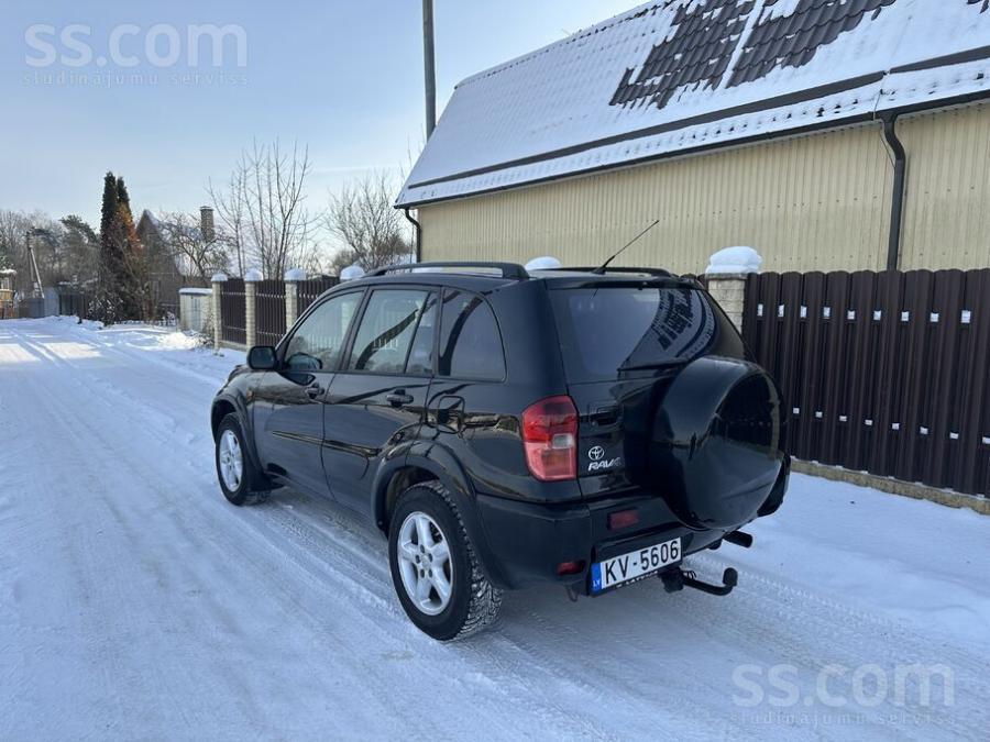 Black Toyota RAV4 2001 in Rezekne, with an engine capacity of 2.00 L and mileage of 335 thousand km for 2650 €, photo 3 on AUTOMOTO.COM.LV