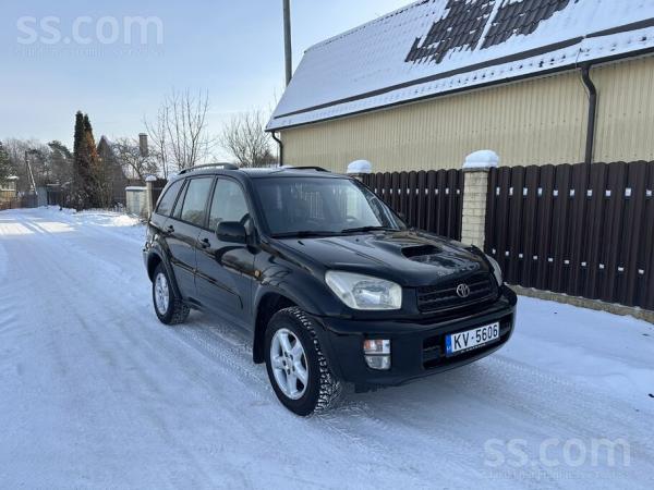 Black Toyota RAV4 2001 in Rezekne, with an engine capacity of 2.00 L and mileage of 335 thousand km for 2650 €, photo 4 on AUTOMOTO.COM.LV