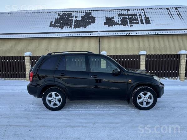 Black Toyota RAV4 2001 in Rezekne, with an engine capacity of 2.00 L and mileage of 335 thousand km for 2650 €, photo 5 on AUTOMOTO.COM.LV