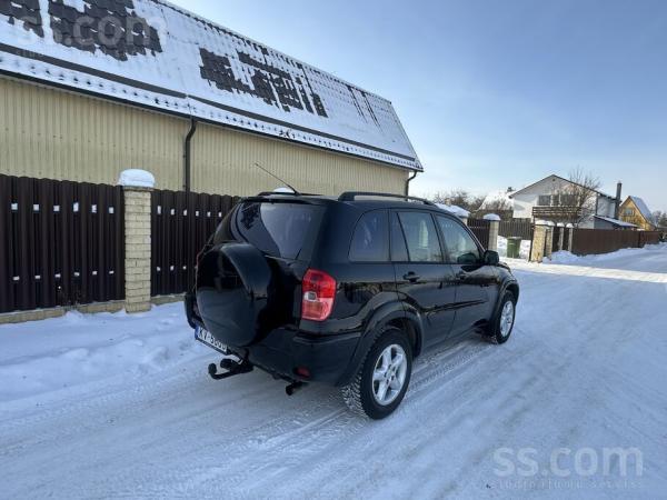 Black Toyota RAV4 2001 in Rezekne, with an engine capacity of 2.00 L and mileage of 335 thousand km for 2650 €, photo 6 on AUTOMOTO.COM.LV