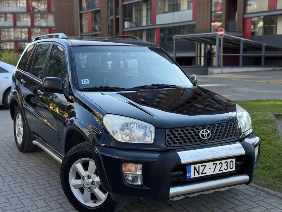 Black Toyota RAV4 2001 in Riga, with an engine capacity of 2.00 L and mileage of 304 thousand km for 2990 €, photo 1 on AUTOMOTO.COM.LV