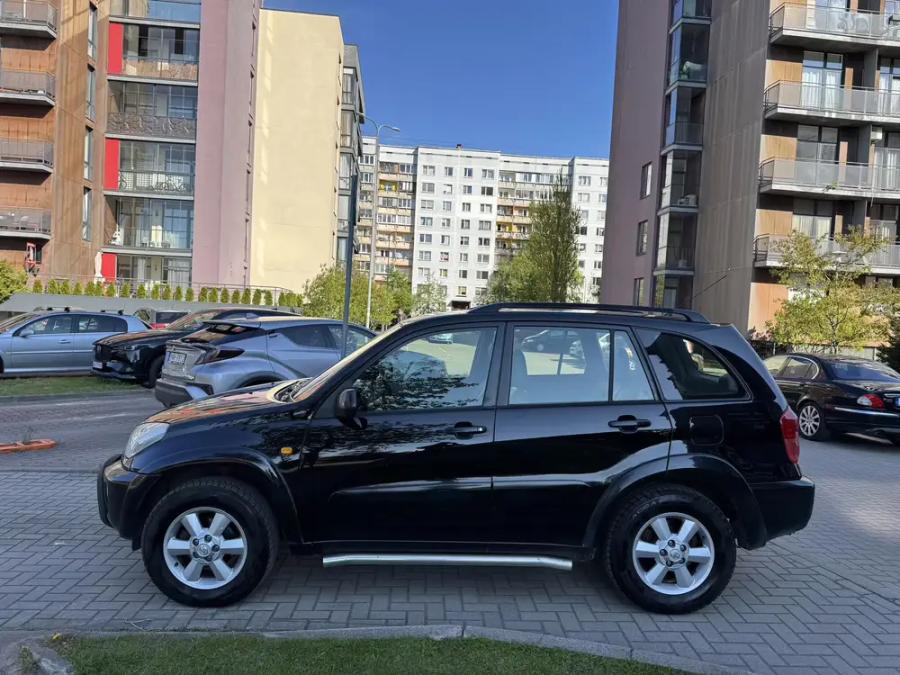 Black Toyota RAV4 2001 in Riga, with an engine capacity of 2.00 L and mileage of 304 thousand km for 2990 €, photo 3 on AUTOMOTO.COM.LV