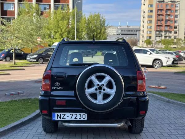 Black Toyota RAV4 2001 in Riga, with an engine capacity of 2.00 L and mileage of 304 thousand km for 2990 €, photo 3 on AUTOMOTO.COM.LV