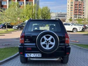 Black Toyota RAV4 2001 in Riga, with an engine capacity of 2.00 L and mileage of 304 thousand km for 2990 €, photo 4 on AUTOMOTO.COM.LV