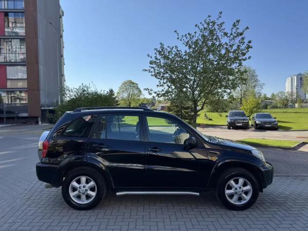 Black Toyota RAV4 2001 in Riga, with an engine capacity of 2.00 L and mileage of 304 thousand km for 2990 €, photo 4 on AUTOMOTO.COM.LV
