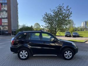 Black Toyota RAV4 2001 in Riga, with an engine capacity of 2.00 L and mileage of 304 thousand km for 2990 €, photo 5 on AUTOMOTO.COM.LV