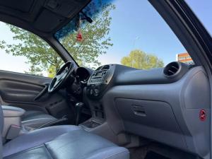 Black Toyota RAV4 2001 in Riga, with an engine capacity of 2.00 L and mileage of 304 thousand km for 2990 €, photo 8 on AUTOMOTO.COM.LV
