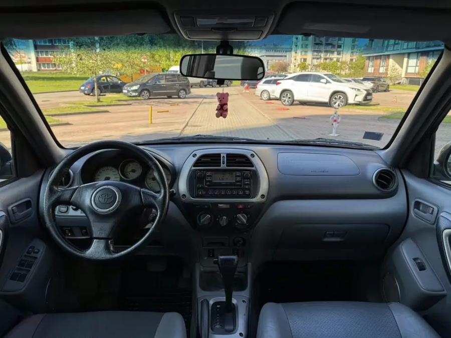 Black Toyota RAV4 2001 in Riga, with an engine capacity of 2.00 L and mileage of 304 thousand km for 2990 €, photo 9 on AUTOMOTO.COM.LV