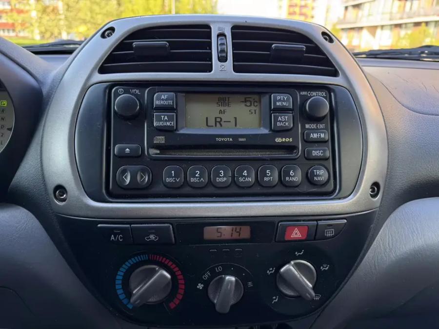 Black Toyota RAV4 2001 in Riga, with an engine capacity of 2.00 L and mileage of 304 thousand km for 2990 €, photo 11 on AUTOMOTO.COM.LV