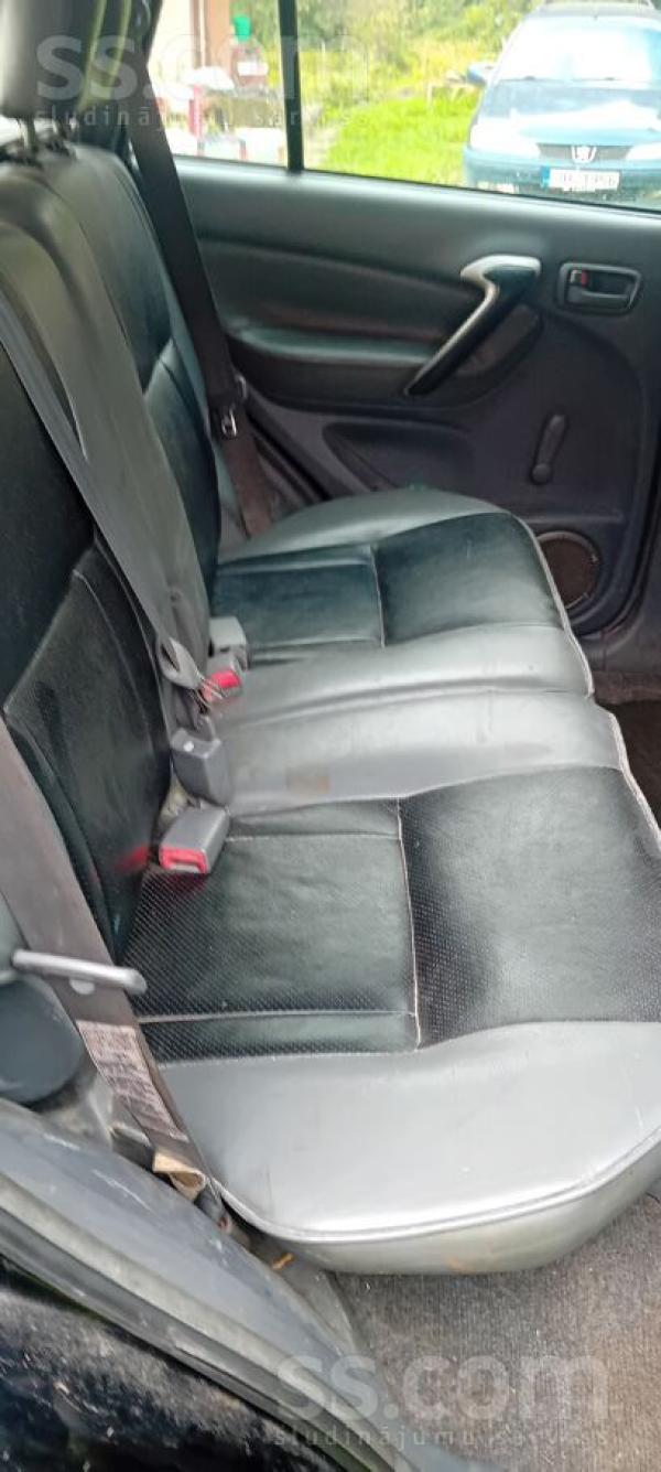 Melns Toyota RAV4 2001 Daugavpils, ar dzinēja tilpumu 2.00 L un nobraukumu 390 tūkst. km par 800 €, foto 6 vietnē AUTOMOTO.COM.LV