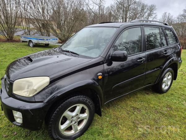 Black Toyota RAV4 2002 in Aluksne, with an engine capacity of 2.00 L and mileage of 261 thousand km for 1777 €, photo 1 on AUTOMOTO.COM.LV