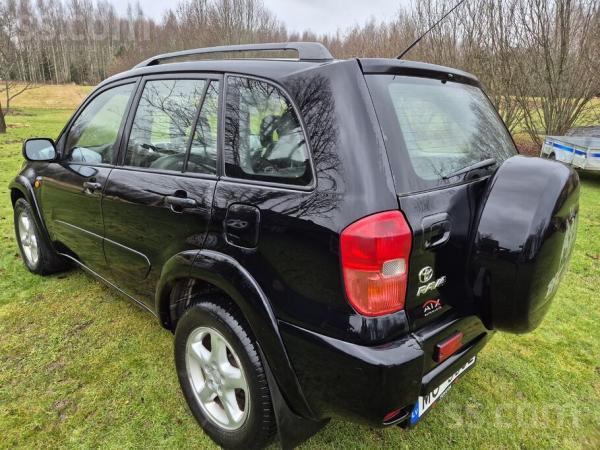 Black Toyota RAV4 2002 in Aluksne, with an engine capacity of 2.00 L and mileage of 261 thousand km for 1777 €, photo 2 on AUTOMOTO.COM.LV