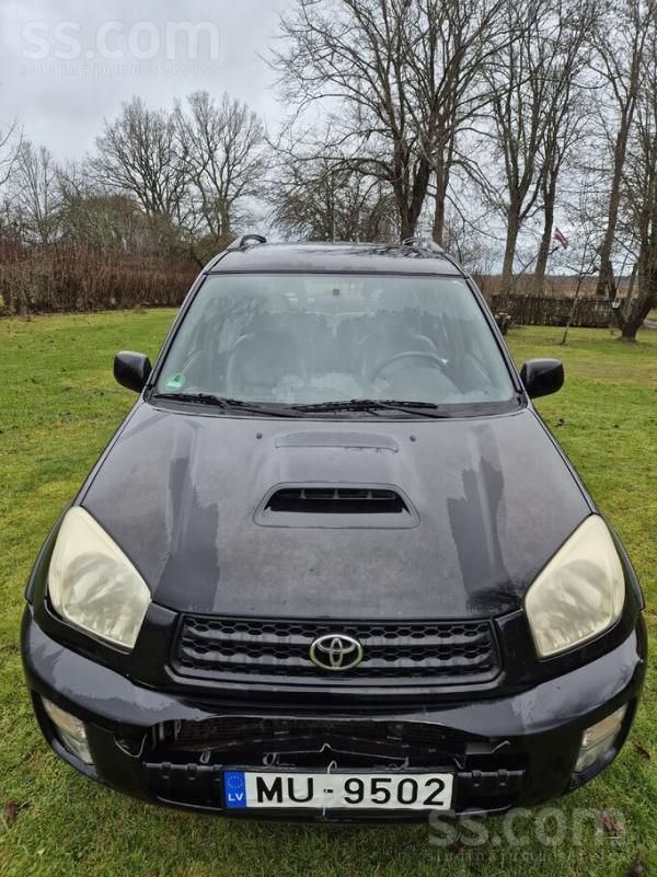 Black Toyota RAV4 2002 in Aluksne, with an engine capacity of 2.00 L and mileage of 261 thousand km for 1777 €, photo 9 on AUTOMOTO.COM.LV