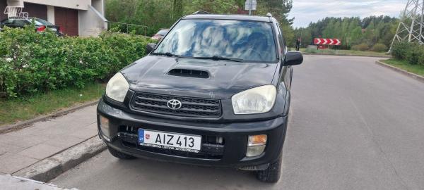 Melns Toyota RAV4 2002 Viļņa, ar dzinēja tilpumu 2.00 L un nobraukumu 350 tūkst. km par 1300 €, foto 1 vietnē AUTOMOTO.COM.LV