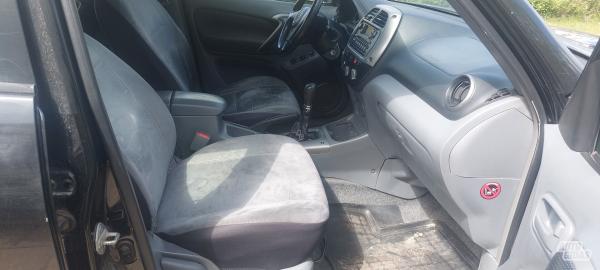 Melns Toyota RAV4 2002 Viļņa, ar dzinēja tilpumu 2.00 L un nobraukumu 350 tūkst. km par 1300 €, foto 10 vietnē AUTOMOTO.COM.LV