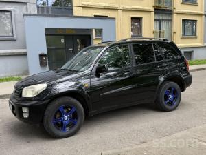 Melns Toyota RAV4 2002 Rīga, ar dzinēja tilpumu 1.80 L un nobraukumu 237 tūkst. km par 3100 €, foto  vietnē AUTOMOTO.COM.LV