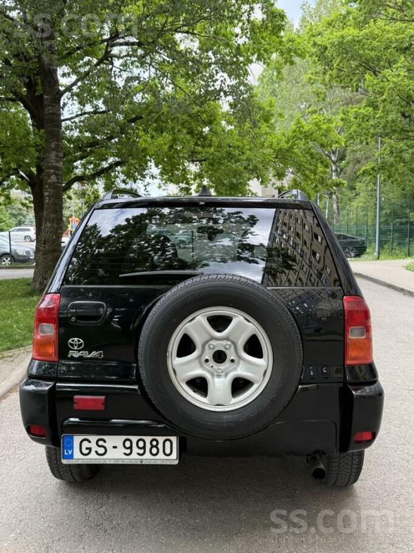 Black Toyota RAV4 2002 in Riga, with an engine capacity of 1.80 L and mileage of 237 thousand km for 3100 €, photo 4 on AUTOMOTO.COM.LV