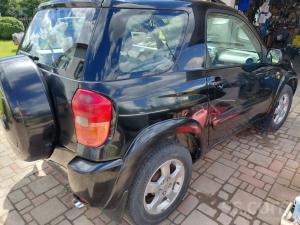 Melns Toyota RAV4 2002 Jelgava, ar dzinēja tilpumu 2.00 L un nobraukumu 325 tūkst. km par 1500 €, foto 4 vietnē AUTOMOTO.COM.LV