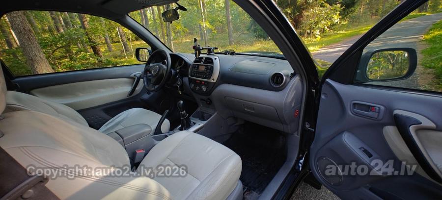 Melns Toyota RAV4 2002 Pērnava, ar dzinēja tilpumu 2.00 L un nobraukumu 325 tūkst. km par 2950 €, foto 10 vietnē AUTOMOTO.COM.LV