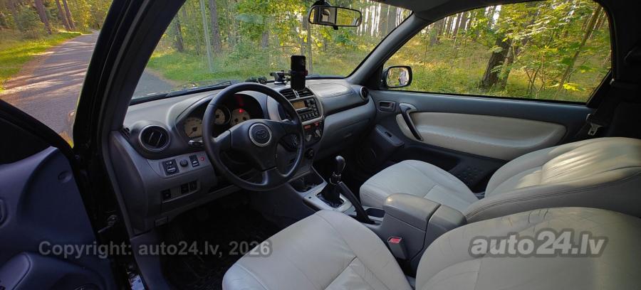 Melns Toyota RAV4 2002 Pērnava, ar dzinēja tilpumu 2.00 L un nobraukumu 325 tūkst. km par 2950 €, foto 13 vietnē AUTOMOTO.COM.LV