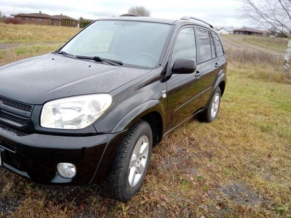 Melns Toyota RAV4 2003 Viļņa, ar dzinēja tilpumu 2.00 L un nobraukumu 253 tūkst. km par 3500 €, foto 1 vietnē AUTOMOTO.COM.LV
