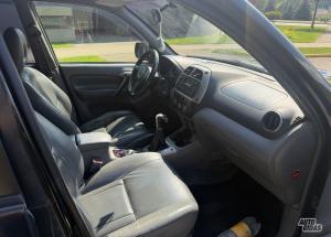 Black Toyota RAV4 2003 in Vilnius, with an engine capacity of 2.00 L and mileage of 280 thousand km for 1850 €, photo 10 on AUTOMOTO.COM.LV