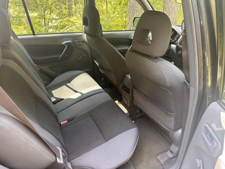 Black Toyota RAV4 2003 in Nemencine, with an engine capacity of 2.00 L and mileage of 360 thousand km for 3200 €, photo 10 on AUTOMOTO.COM.LV