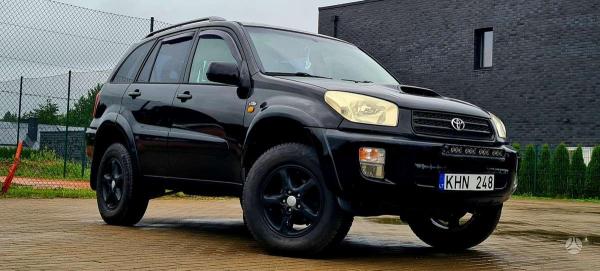 Melns Toyota RAV4 2003 Viļņa, ar dzinēja tilpumu 2.00 L un nobraukumu 280 tūkst. km par 4300 €, foto 1 vietnē AUTOMOTO.COM.LV