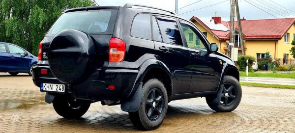 Melns Toyota RAV4 2003 Viļņa, ar dzinēja tilpumu 2.00 L un nobraukumu 280 tūkst. km par 4300 €, foto 3 vietnē AUTOMOTO.COM.LV