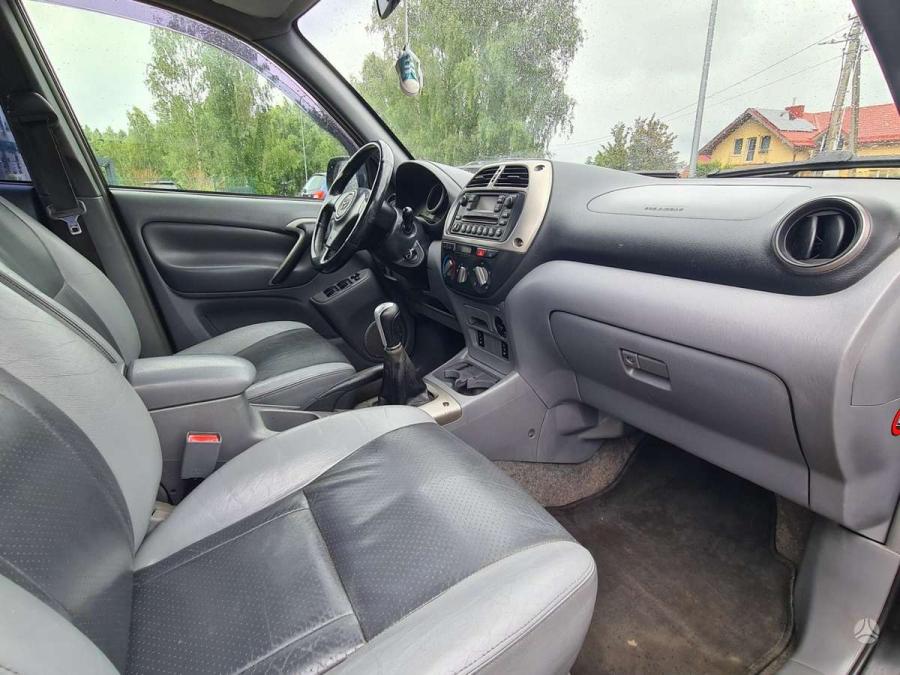 Melns Toyota RAV4 2003 Viļņa, ar dzinēja tilpumu 2.00 L un nobraukumu 280 tūkst. km par 4300 €, foto 31 vietnē AUTOMOTO.COM.LV