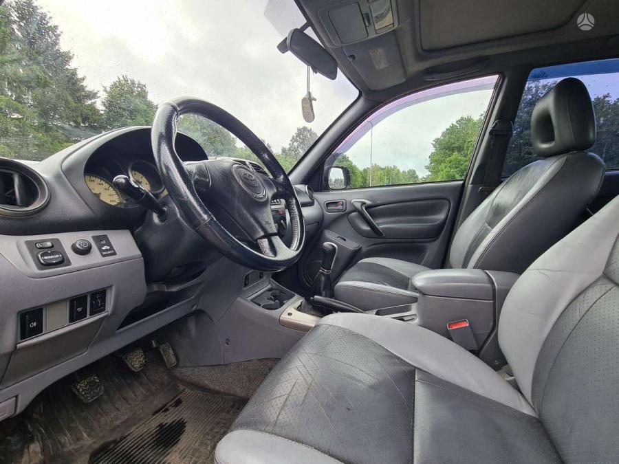 Melns Toyota RAV4 2003 Viļņa, ar dzinēja tilpumu 2.00 L un nobraukumu 280 tūkst. km par 4300 €, foto 33 vietnē AUTOMOTO.COM.LV
