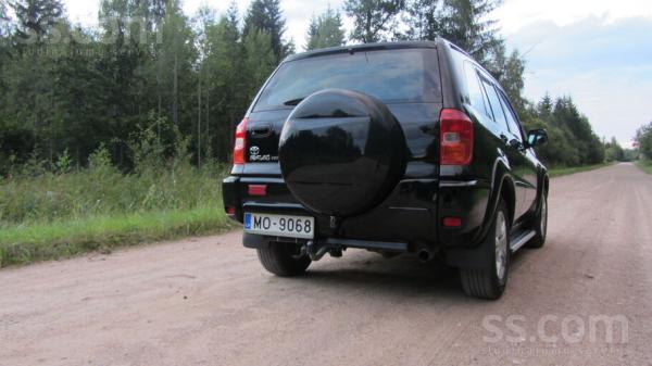 Black Toyota RAV4 2003 in Balvi, with an engine capacity of 2.00 L and mileage of 222 thousand km for 3990 €, photo 5 on AUTOMOTO.COM.LV