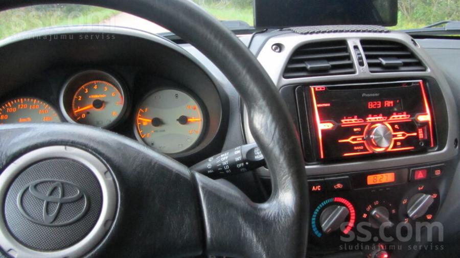 Black Toyota RAV4 2003 in Balvi, with an engine capacity of 2.00 L and mileage of 222 thousand km for 3990 €, photo 7 on AUTOMOTO.COM.LV