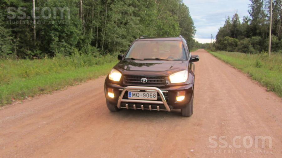 Black Toyota RAV4 2003 in Balvi, with an engine capacity of 2.00 L and mileage of 222 thousand km for 3990 €, photo 9 on AUTOMOTO.COM.LV