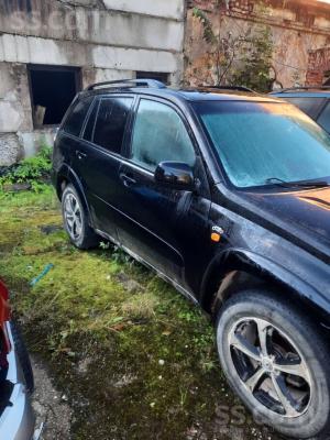 Black Toyota RAV4 2003 in Limbazi, with an engine capacity of 2.00 L and mileage of 313 thousand km for 600 €, photo 3 on AUTOMOTO.COM.LV